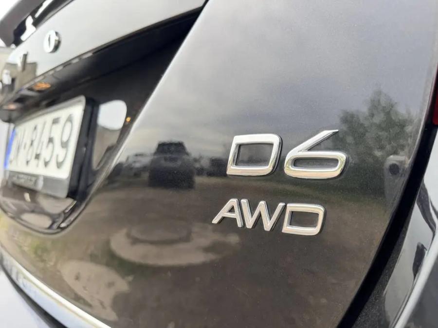 Black Volvo V60 2015 in Riga, with an engine capacity of 2.40 L and mileage of 219 thousand km for 9995 €, photo 27 on AUTOMOTO.COM.LV