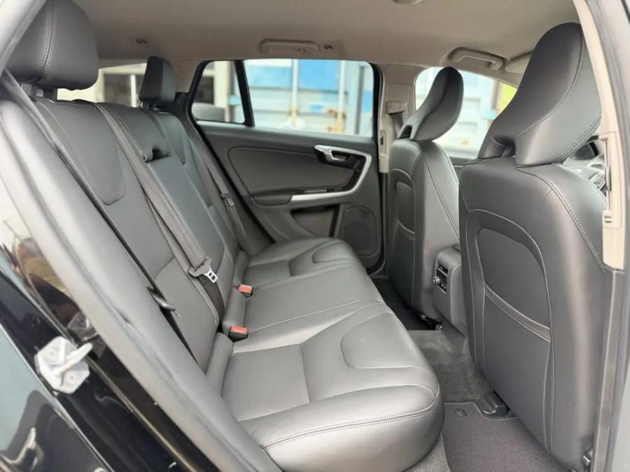 Black Volvo V60 2015 in Riga, with an engine capacity of 2.40 L and mileage of 219 thousand km for 9995 €, photo 28 on AUTOMOTO.COM.LV