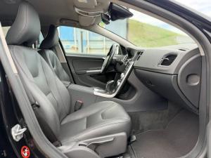 Black Volvo V60 2015 in Riga, with an engine capacity of 2.40 L and mileage of 219 thousand km for 9995 €, photo 30 on AUTOMOTO.COM.LV