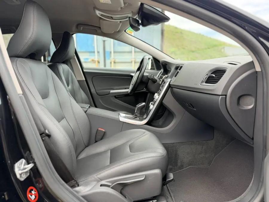 Black Volvo V60 2015 in Riga, with an engine capacity of 2.40 L and mileage of 219 thousand km for 9995 €, photo 30 on AUTOMOTO.COM.LV