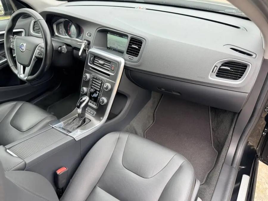 Black Volvo V60 2015 in Riga, with an engine capacity of 2.40 L and mileage of 219 thousand km for 9995 €, photo 31 on AUTOMOTO.COM.LV