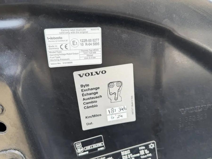 Black Volvo V60 2015 in Riga, with an engine capacity of 2.40 L and mileage of 219 thousand km for 9995 €, photo 35 on AUTOMOTO.COM.LV