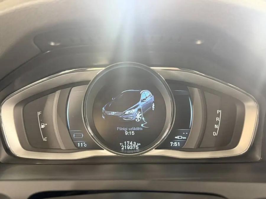 Black Volvo V60 2015 in Riga, with an engine capacity of 2.40 L and mileage of 219 thousand km for 9995 €, photo 36 on AUTOMOTO.COM.LV