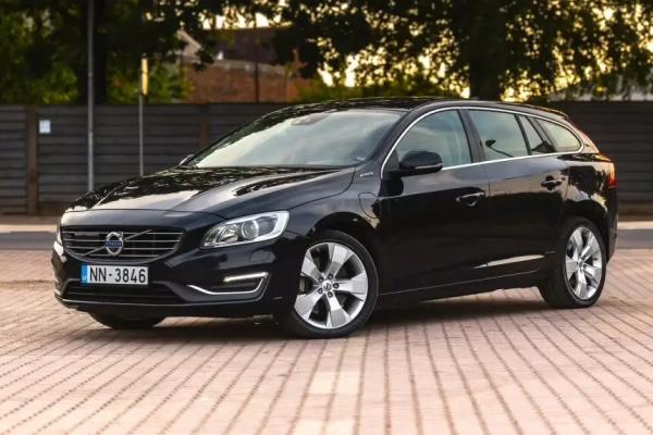 Melns Volvo V60 2015 Jelgava, ar dzinēja tilpumu 2.40 L un nobraukumu 102 tūkst. km par 9500 €, foto 1 vietnē AUTOMOTO.COM.LV