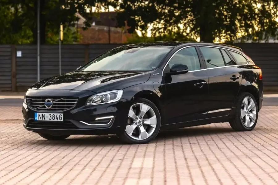 Melns Volvo V60 2015 Jelgava, ar dzinēja tilpumu 2.40 L un nobraukumu 102 tūkst. km par 9500 €, foto 1 vietnē AUTOMOTO.COM.LV