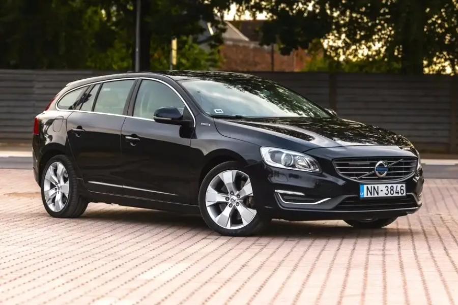 Melns Volvo V60 2015 Jelgava, ar dzinēja tilpumu 2.40 L un nobraukumu 102 tūkst. km par 9500 €, foto 3 vietnē AUTOMOTO.COM.LV
