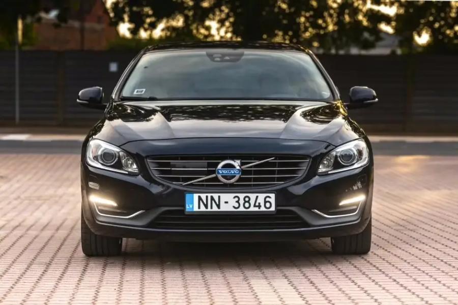 Melns Volvo V60 2015 Jelgava, ar dzinēja tilpumu 2.40 L un nobraukumu 102 tūkst. km par 9500 €, foto 4 vietnē AUTOMOTO.COM.LV