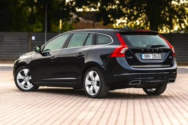 Melns Volvo V60 2015 Jelgava, ar dzinēja tilpumu 2.40 L un nobraukumu 102 tūkst. km par 9500 €, foto 4 vietnē AUTOMOTO.COM.LV