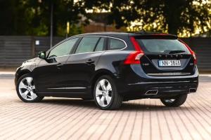 Melns Volvo V60 2015 Jelgava, ar dzinēja tilpumu 2.40 L un nobraukumu 102 tūkst. km par 9500 €, foto 5 vietnē AUTOMOTO.COM.LV
