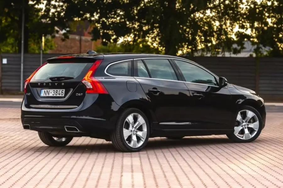 Melns Volvo V60 2015 Jelgava, ar dzinēja tilpumu 2.40 L un nobraukumu 102 tūkst. km par 9500 €, foto 6 vietnē AUTOMOTO.COM.LV