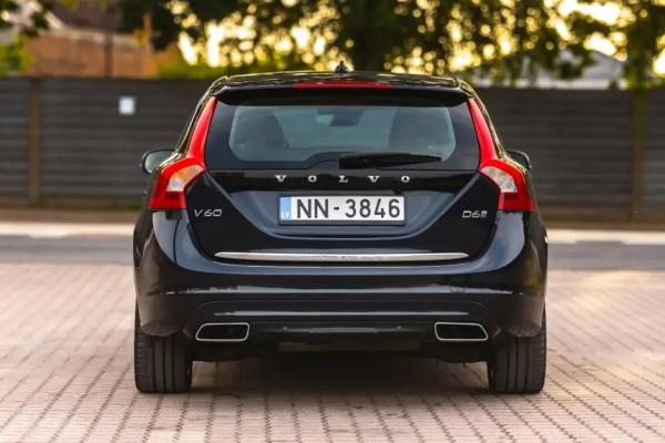 Melns Volvo V60 2015 Jelgava, ar dzinēja tilpumu 2.40 L un nobraukumu 102 tūkst. km par 9500 €, foto 6 vietnē AUTOMOTO.COM.LV