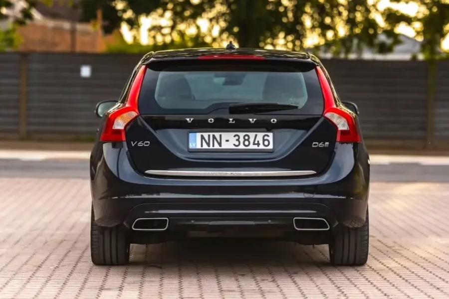 Melns Volvo V60 2015 Jelgava, ar dzinēja tilpumu 2.40 L un nobraukumu 102 tūkst. km par 9500 €, foto 7 vietnē AUTOMOTO.COM.LV