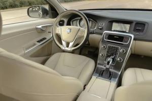 Melns Volvo V60 2015 Jelgava, ar dzinēja tilpumu 2.40 L un nobraukumu 102 tūkst. km par 9500 €, foto 9 vietnē AUTOMOTO.COM.LV