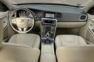 Melns Volvo V60 2015 Jelgava, ar dzinēja tilpumu 2.40 L un nobraukumu 102 tūkst. km par 9500 €, foto 10 vietnē AUTOMOTO.COM.LV