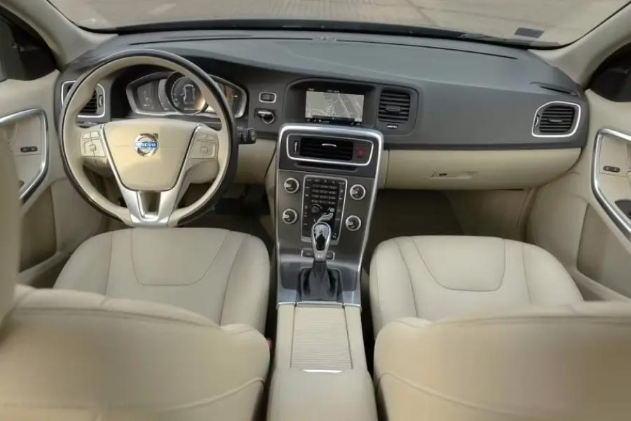 Melns Volvo V60 2015 Jelgava, ar dzinēja tilpumu 2.40 L un nobraukumu 102 tūkst. km par 9500 €, foto 10 vietnē AUTOMOTO.COM.LV