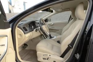 Melns Volvo V60 2015 Jelgava, ar dzinēja tilpumu 2.40 L un nobraukumu 102 tūkst. km par 9500 €, foto 11 vietnē AUTOMOTO.COM.LV