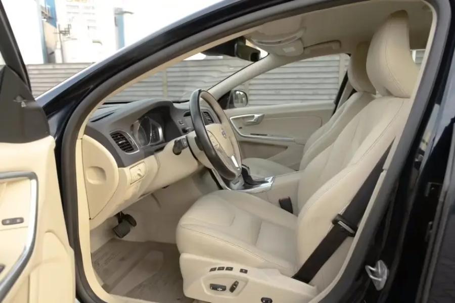 Melns Volvo V60 2015 Jelgava, ar dzinēja tilpumu 2.40 L un nobraukumu 102 tūkst. km par 9500 €, foto 11 vietnē AUTOMOTO.COM.LV