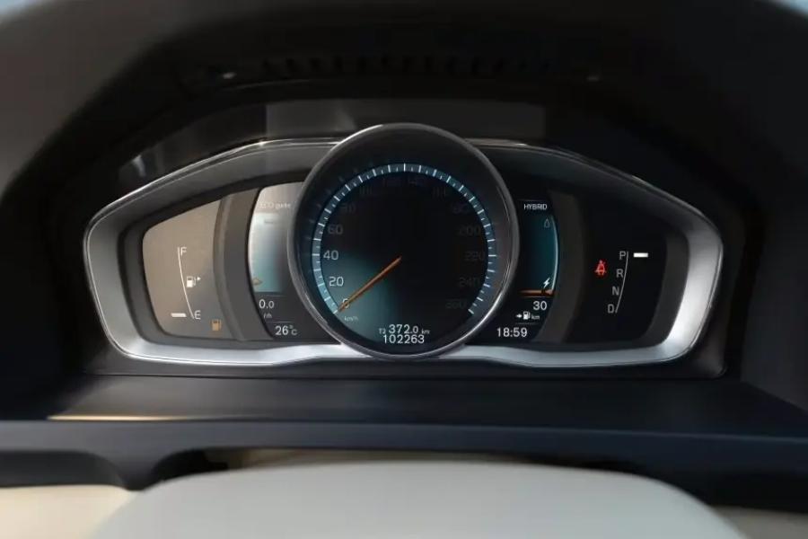 Melns Volvo V60 2015 Jelgava, ar dzinēja tilpumu 2.40 L un nobraukumu 102 tūkst. km par 9500 €, foto 13 vietnē AUTOMOTO.COM.LV