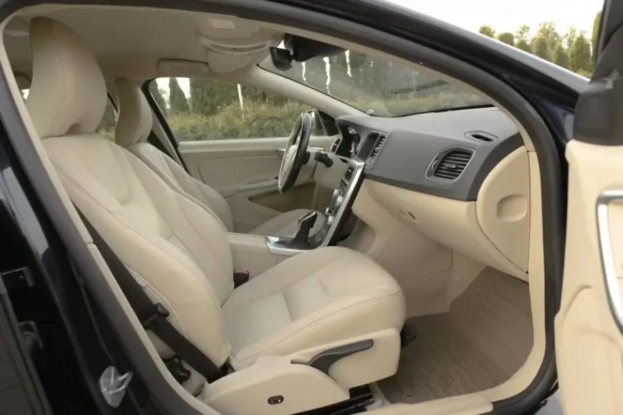 Melns Volvo V60 2015 Jelgava, ar dzinēja tilpumu 2.40 L un nobraukumu 102 tūkst. km par 9500 €, foto 20 vietnē AUTOMOTO.COM.LV