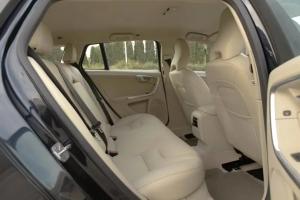 Melns Volvo V60 2015 Jelgava, ar dzinēja tilpumu 2.40 L un nobraukumu 102 tūkst. km par 9500 €, foto 21 vietnē AUTOMOTO.COM.LV