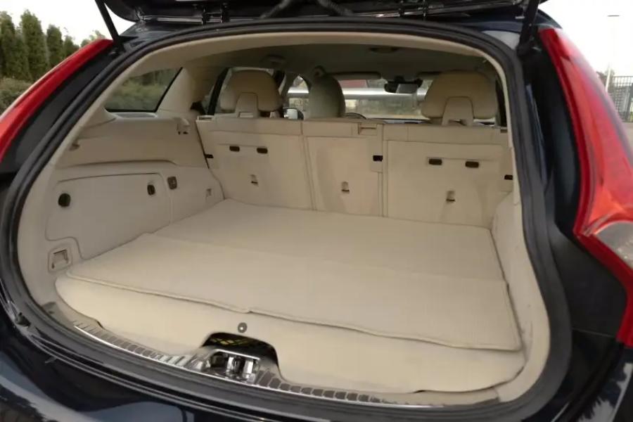 Melns Volvo V60 2015 Jelgava, ar dzinēja tilpumu 2.40 L un nobraukumu 102 tūkst. km par 9500 €, foto 22 vietnē AUTOMOTO.COM.LV