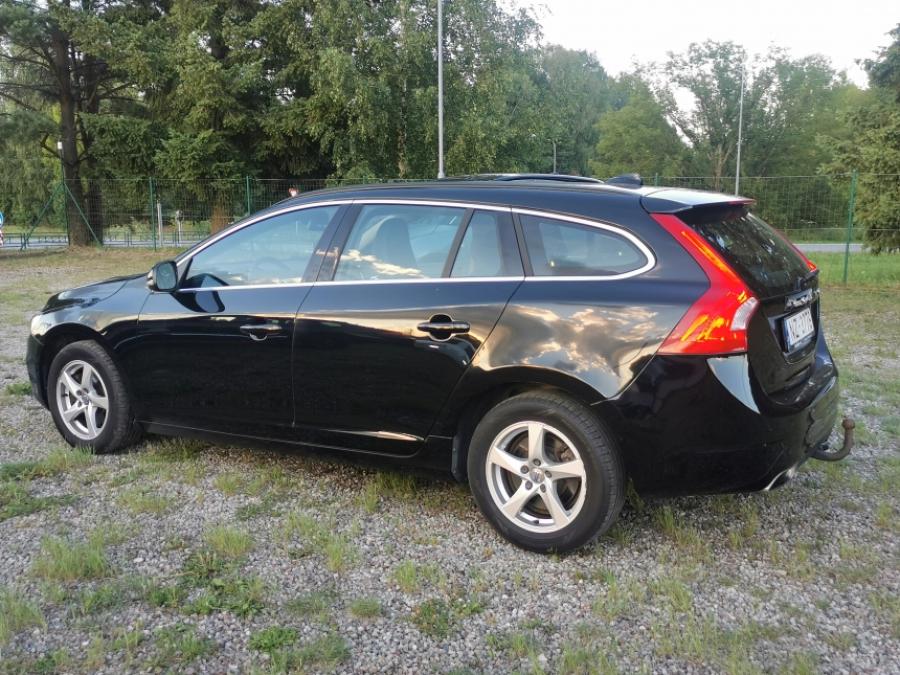 Melns Volvo V60 2015 Rīga, ar dzinēja tilpumu 2.00 L un nobraukumu 259 tūkst. km par 9600 €, foto 5 vietnē AUTOMOTO.COM.LV