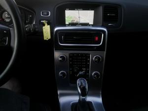 Melns Volvo V60 2015 Rīga, ar dzinēja tilpumu 2.00 L un nobraukumu 259 tūkst. km par 9600 €, foto 12 vietnē AUTOMOTO.COM.LV