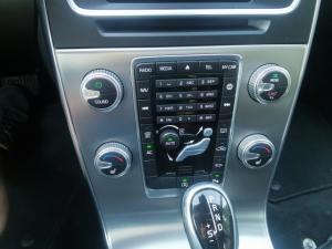 Melns Volvo V60 2015 Rīga, ar dzinēja tilpumu 2.00 L un nobraukumu 259 tūkst. km par 9600 €, foto 14 vietnē AUTOMOTO.COM.LV