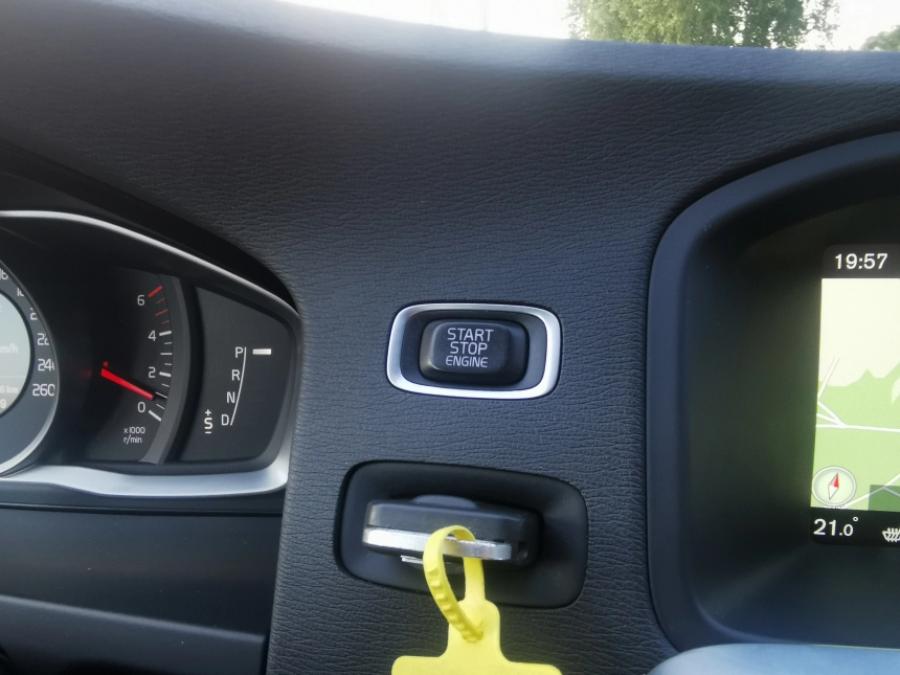 Melns Volvo V60 2015 Rīga, ar dzinēja tilpumu 2.00 L un nobraukumu 259 tūkst. km par 9600 €, foto 15 vietnē AUTOMOTO.COM.LV