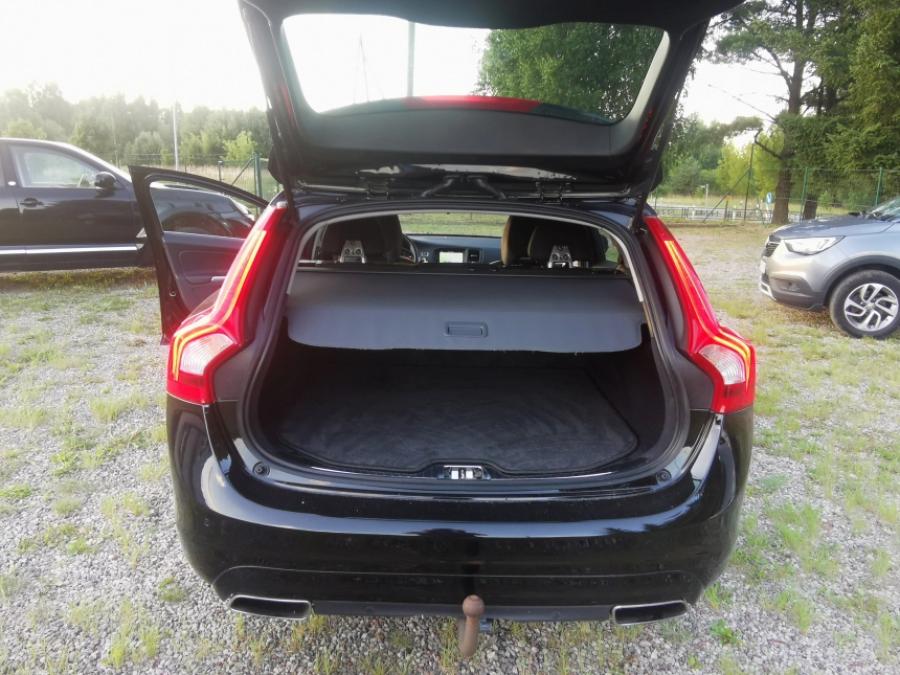 Melns Volvo V60 2015 Rīga, ar dzinēja tilpumu 2.00 L un nobraukumu 259 tūkst. km par 9600 €, foto 19 vietnē AUTOMOTO.COM.LV