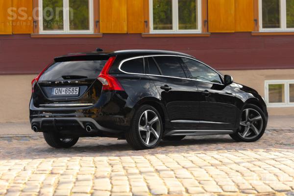 Melns Volvo V60 2015 Jelgava, ar dzinēja tilpumu 2.40 L un nobraukumu 0 tūkst. km par 8990 €, foto 3 vietnē AUTOMOTO.COM.LV