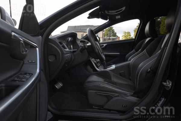 Melns Volvo V60 2015 Jelgava, ar dzinēja tilpumu 2.40 L un nobraukumu 0 tūkst. km par 8990 €, foto 5 vietnē AUTOMOTO.COM.LV