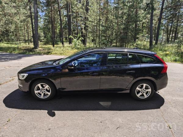 Black Volvo V60 2015 in Riga, with an engine capacity of 1.60 L and mileage of 224 thousand km for 7500 €, photo 3 on AUTOMOTO.COM.LV