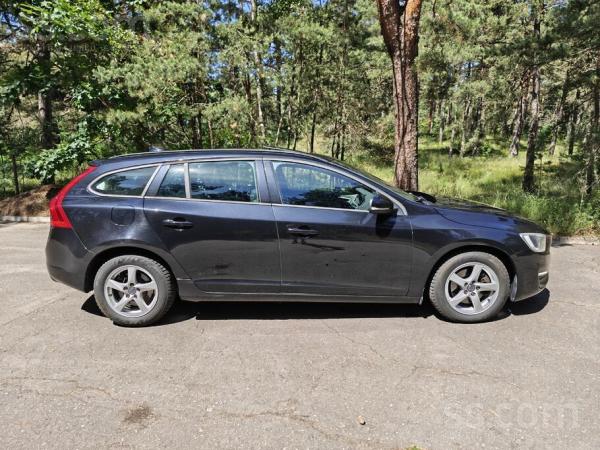 Black Volvo V60 2015 in Riga, with an engine capacity of 1.60 L and mileage of 224 thousand km for 7500 €, photo 4 on AUTOMOTO.COM.LV
