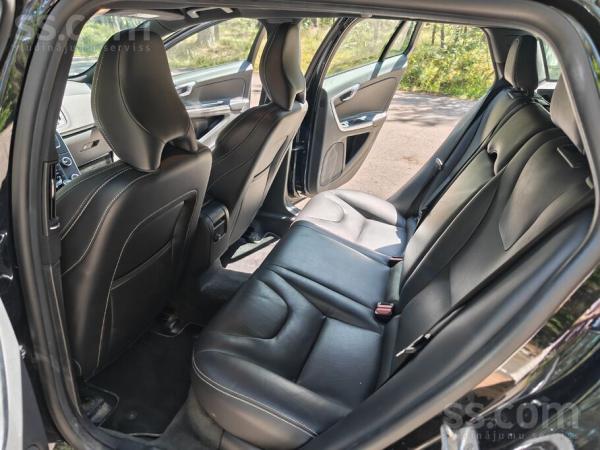 Black Volvo V60 2015 in Riga, with an engine capacity of 1.60 L and mileage of 224 thousand km for 7500 €, photo 7 on AUTOMOTO.COM.LV