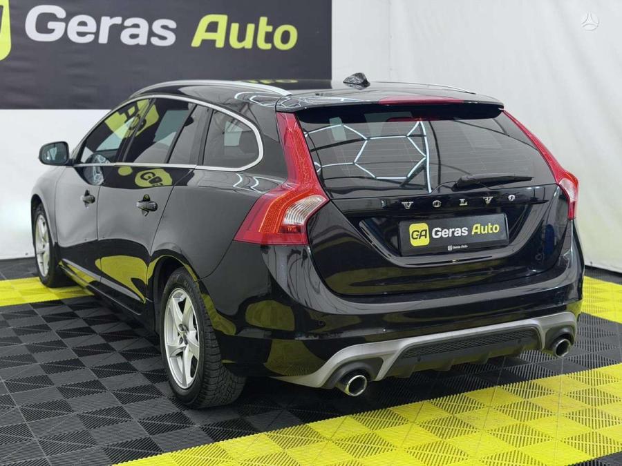 Black Volvo V60 2015 in Vilnius, with an engine capacity of 1.97 L and mileage of 236 thousand km for 6299 €, photo 7 on AUTOMOTO.COM.LV