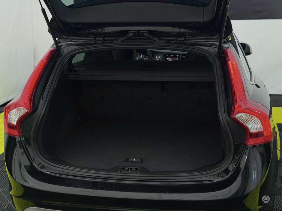Black Volvo V60 2015 in Vilnius, with an engine capacity of 1.97 L and mileage of 236 thousand km for 6299 €, photo 13 on AUTOMOTO.COM.LV