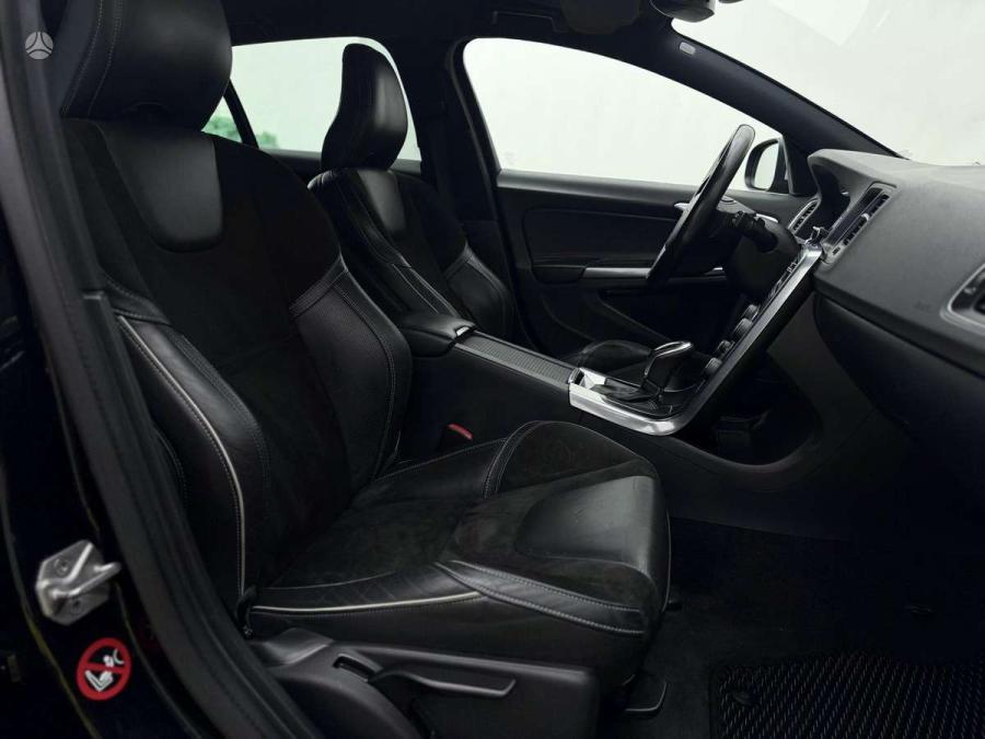Black Volvo V60 2015 in Vilnius, with an engine capacity of 1.97 L and mileage of 236 thousand km for 6299 €, photo 15 on AUTOMOTO.COM.LV
