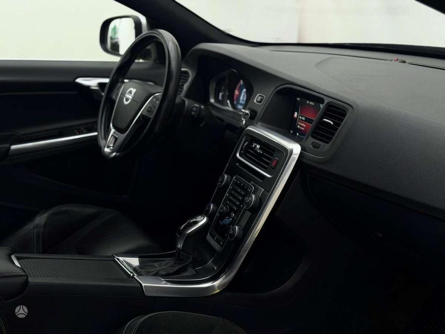 Black Volvo V60 2015 in Vilnius, with an engine capacity of 1.97 L and mileage of 236 thousand km for 6299 €, photo 16 on AUTOMOTO.COM.LV