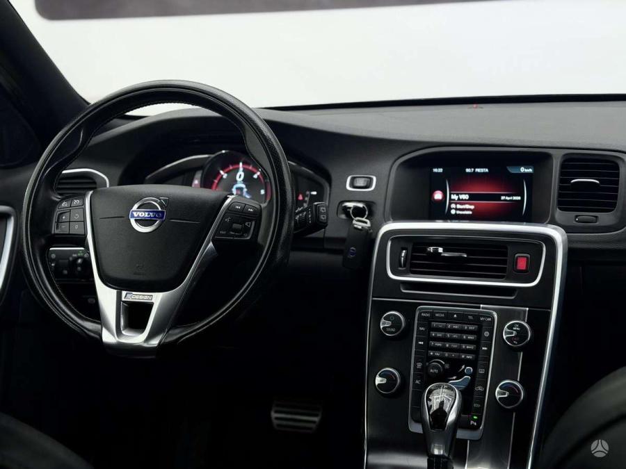 Black Volvo V60 2015 in Vilnius, with an engine capacity of 1.97 L and mileage of 236 thousand km for 6299 €, photo 17 on AUTOMOTO.COM.LV
