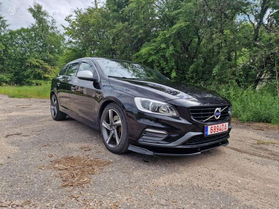 Black Volvo V60 2015 in Utena, with an engine capacity of 2.40 L and mileage of 186 thousand km for 8450 €, photo 3 on AUTOMOTO.COM.LV