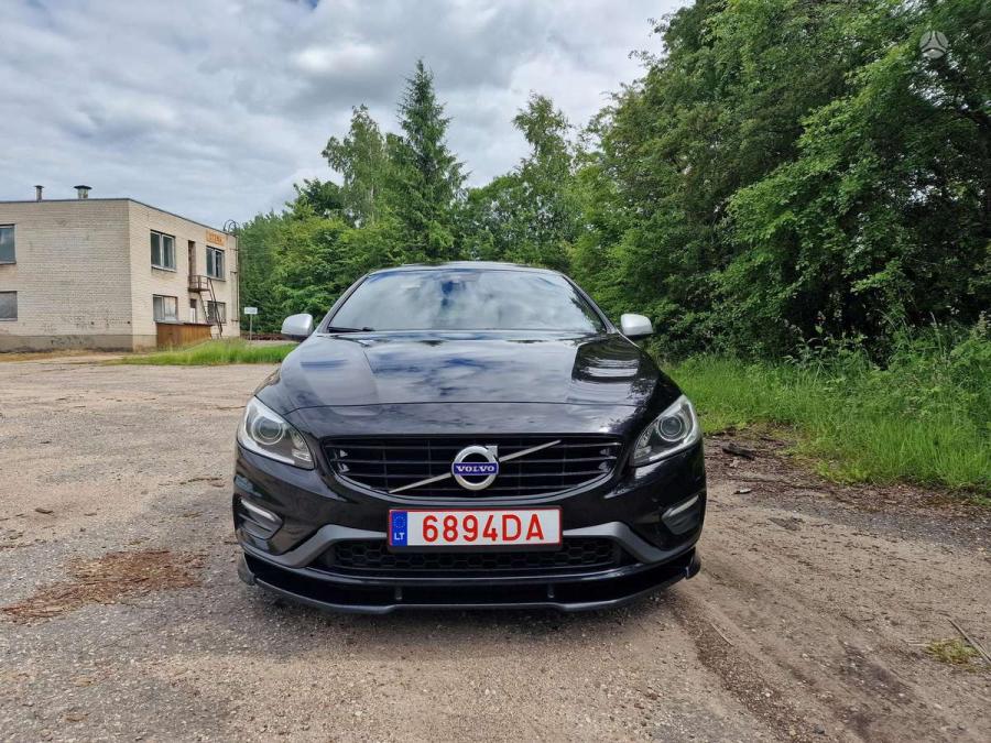 Black Volvo V60 2015 in Utena, with an engine capacity of 2.40 L and mileage of 186 thousand km for 8450 €, photo 4 on AUTOMOTO.COM.LV