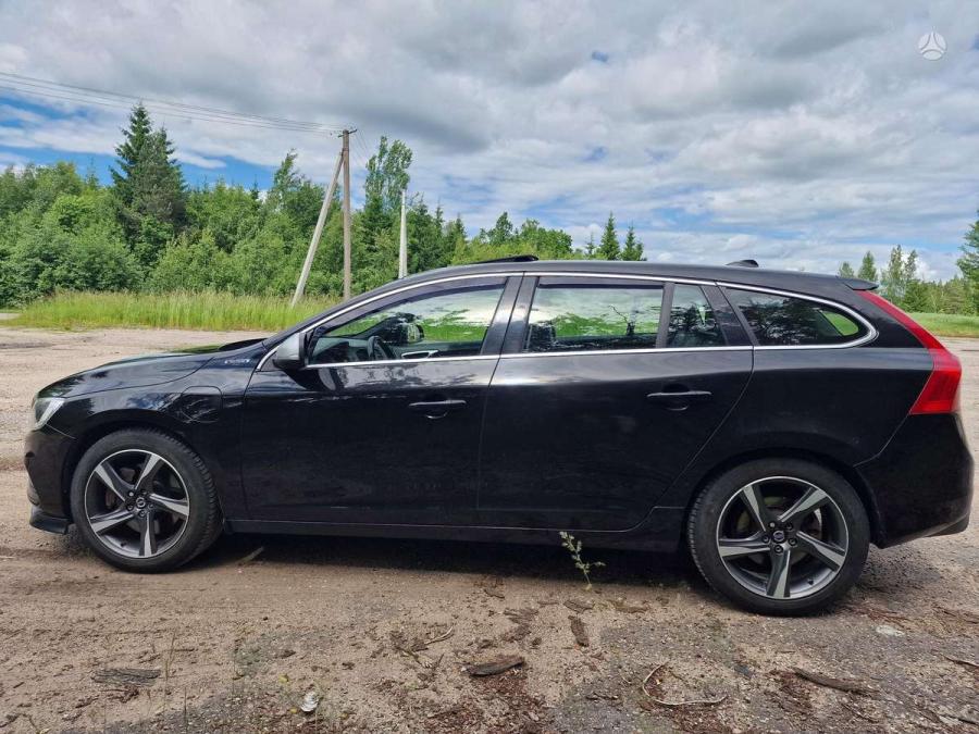 Black Volvo V60 2015 in Utena, with an engine capacity of 2.40 L and mileage of 186 thousand km for 8450 €, photo 6 on AUTOMOTO.COM.LV
