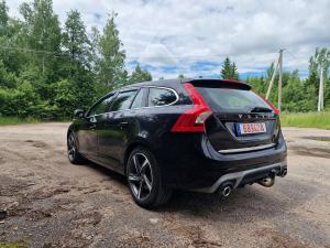 Black Volvo V60 2015 in Utena, with an engine capacity of 2.40 L and mileage of 186 thousand km for 8450 €, photo 7 on AUTOMOTO.COM.LV