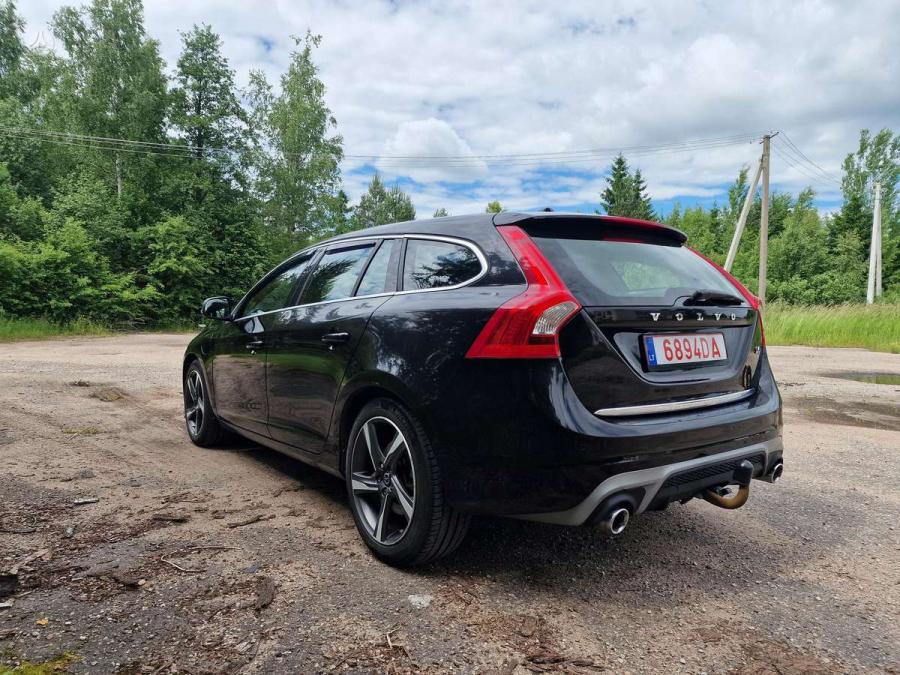 Black Volvo V60 2015 in Utena, with an engine capacity of 2.40 L and mileage of 186 thousand km for 8450 €, photo 7 on AUTOMOTO.COM.LV