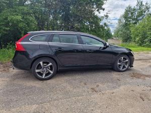 Black Volvo V60 2015 in Utena, with an engine capacity of 2.40 L and mileage of 186 thousand km for 8450 €, photo 10 on AUTOMOTO.COM.LV