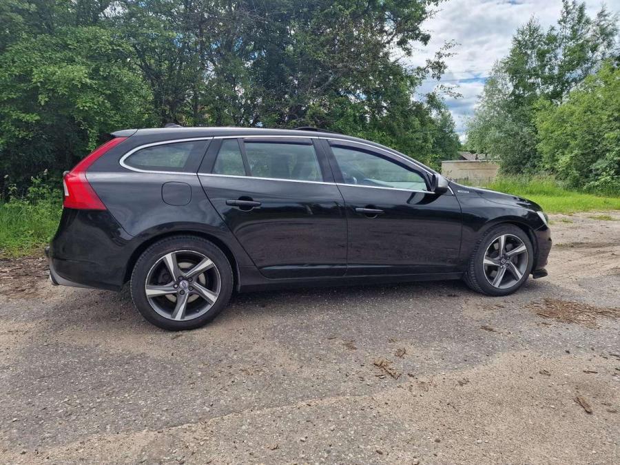 Black Volvo V60 2015 in Utena, with an engine capacity of 2.40 L and mileage of 186 thousand km for 8450 €, photo 10 on AUTOMOTO.COM.LV