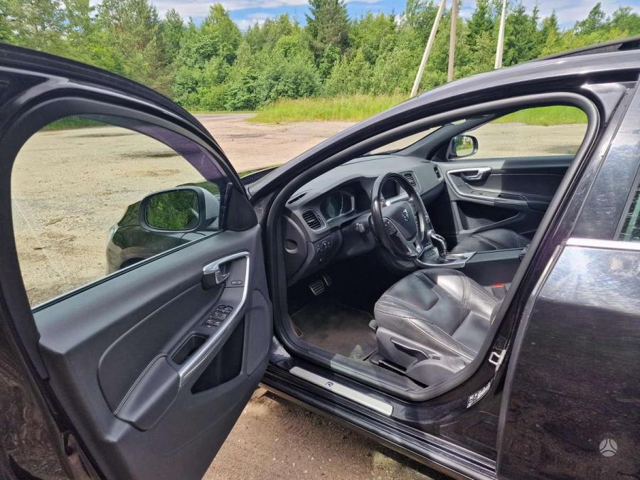Black Volvo V60 2015 in Utena, with an engine capacity of 2.40 L and mileage of 186 thousand km for 8450 €, photo 12 on AUTOMOTO.COM.LV