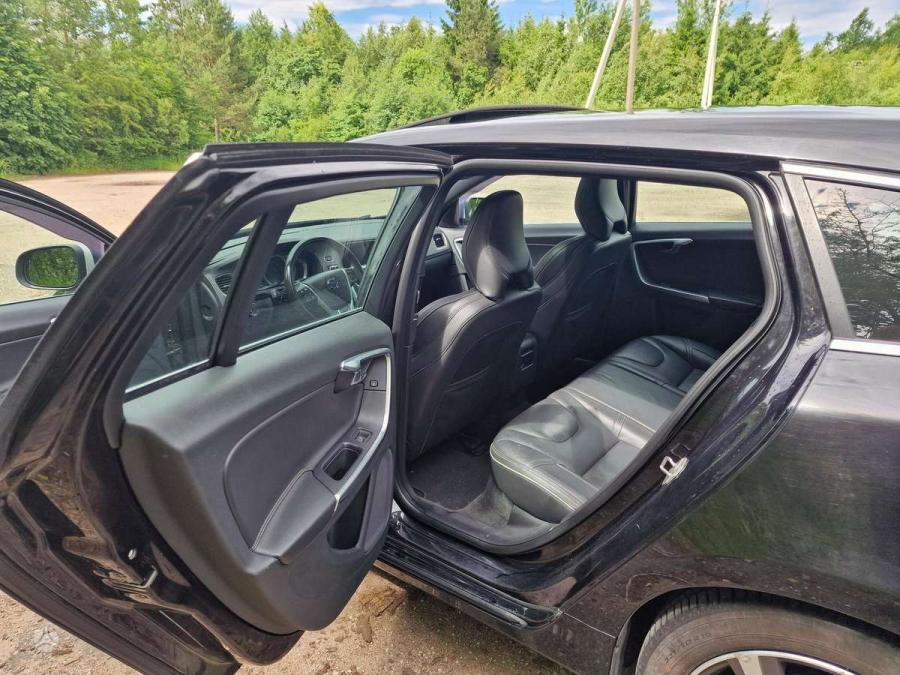 Black Volvo V60 2015 in Utena, with an engine capacity of 2.40 L and mileage of 186 thousand km for 8450 €, photo 13 on AUTOMOTO.COM.LV