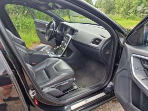 Black Volvo V60 2015 in Utena, with an engine capacity of 2.40 L and mileage of 186 thousand km for 8450 €, photo 14 on AUTOMOTO.COM.LV